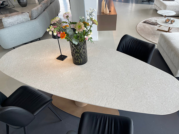 ORFIS KIEZEL eettafel keramiek | Metaform – Louter Design | Woonwinkel